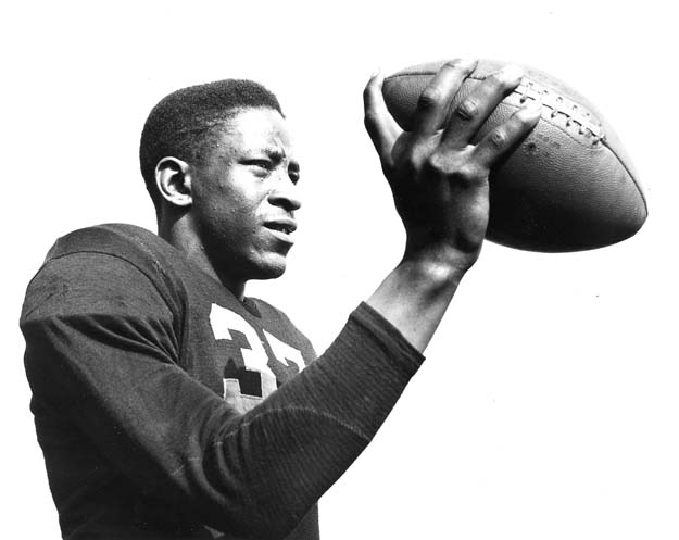 Willie Thrower se torna o 1º quarterback negro da NFL – efemérides do ...
