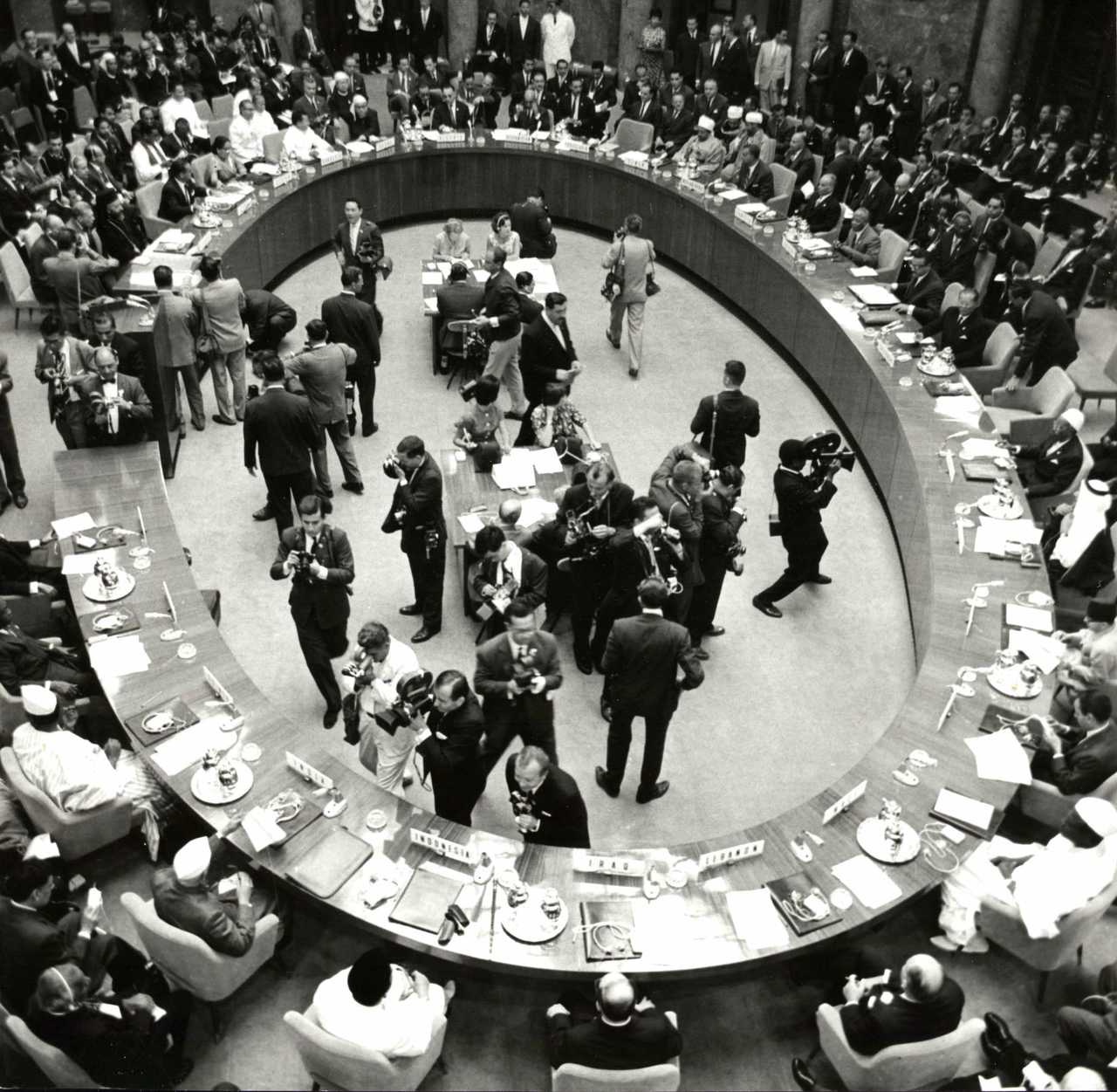 Começa a 1ª Conferência do Movimento dos Países Não Alinhados ...